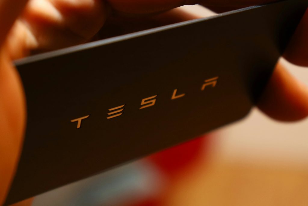 How to Lock or Unlock Your Tesla with a Key Card - Tesloid Canada
